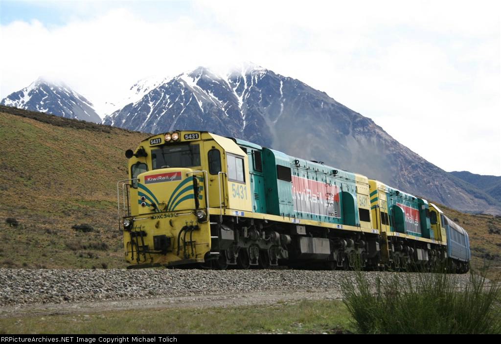 DXC 5431 hauls an excursion train up Cass Bank.